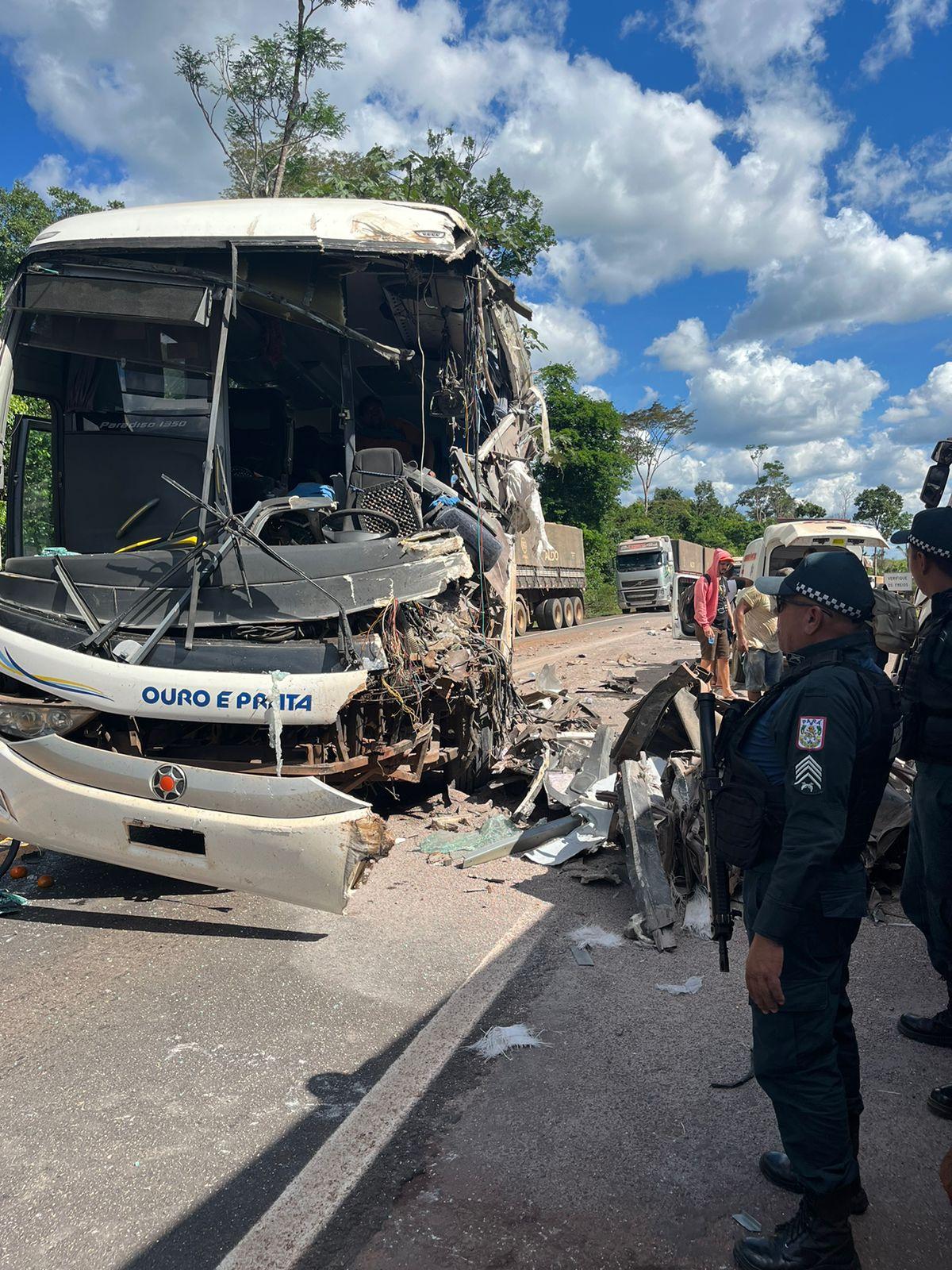 Batida entre ônibus e carreta com vitimas na BR 163 - Repórter Invisível